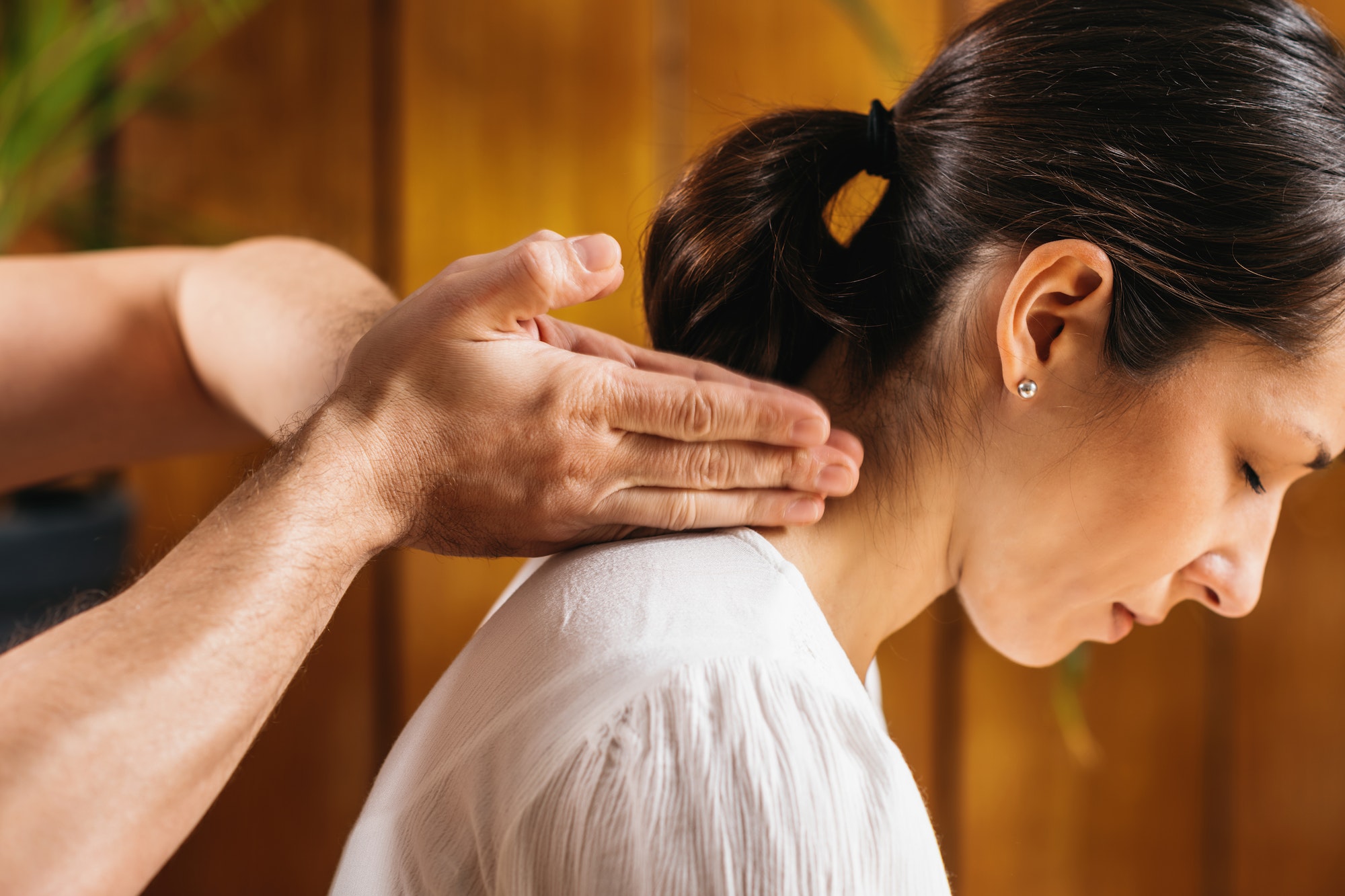 Elegantes Starke Schmerzen Nach Thai Massage Fotos